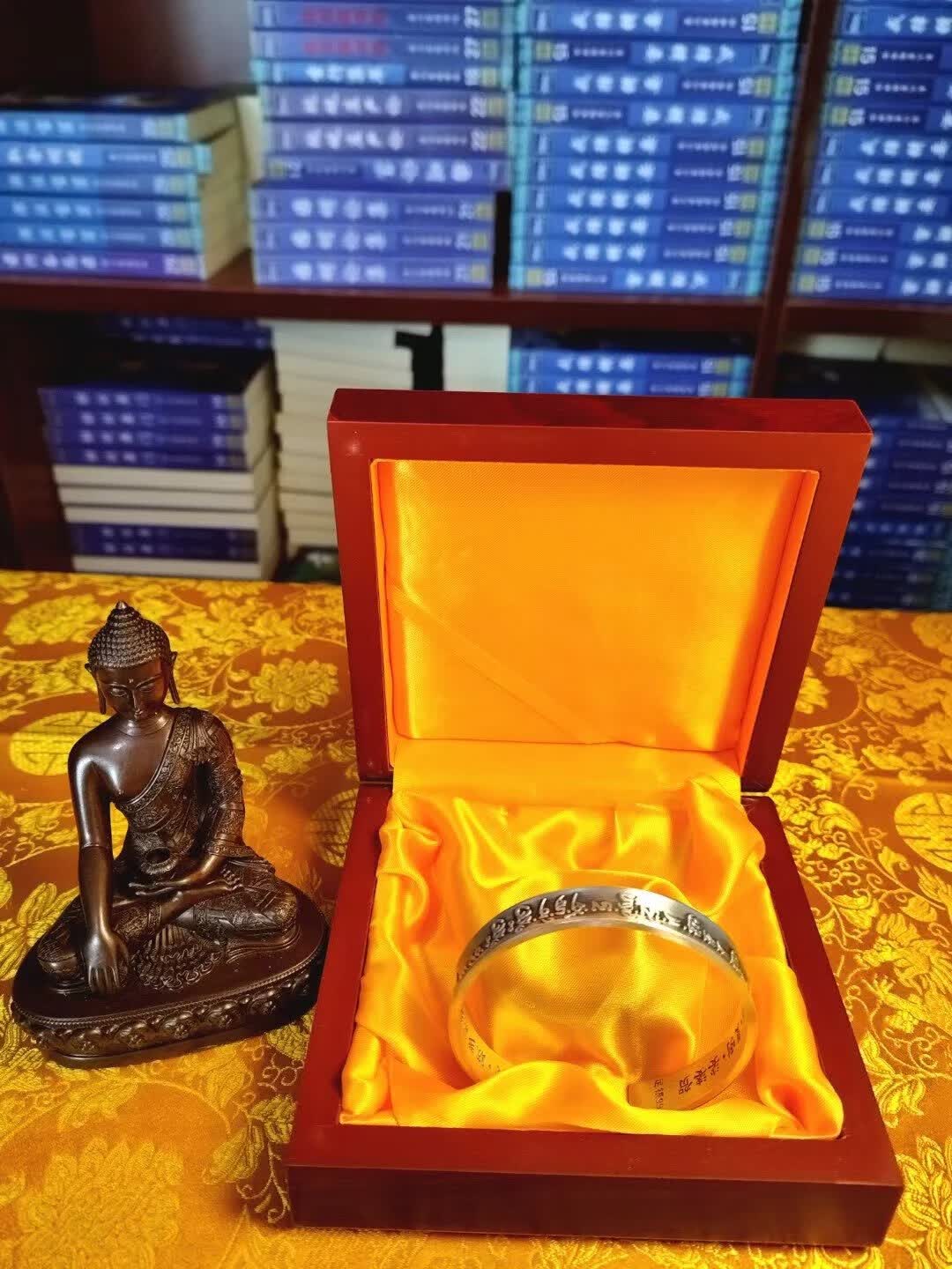 加持真品  藏地银饰 大随求咒手镯 佩戴慈悲加持，遇到小动物或者无常，可以用戴手镯的手。在其头顶顺时